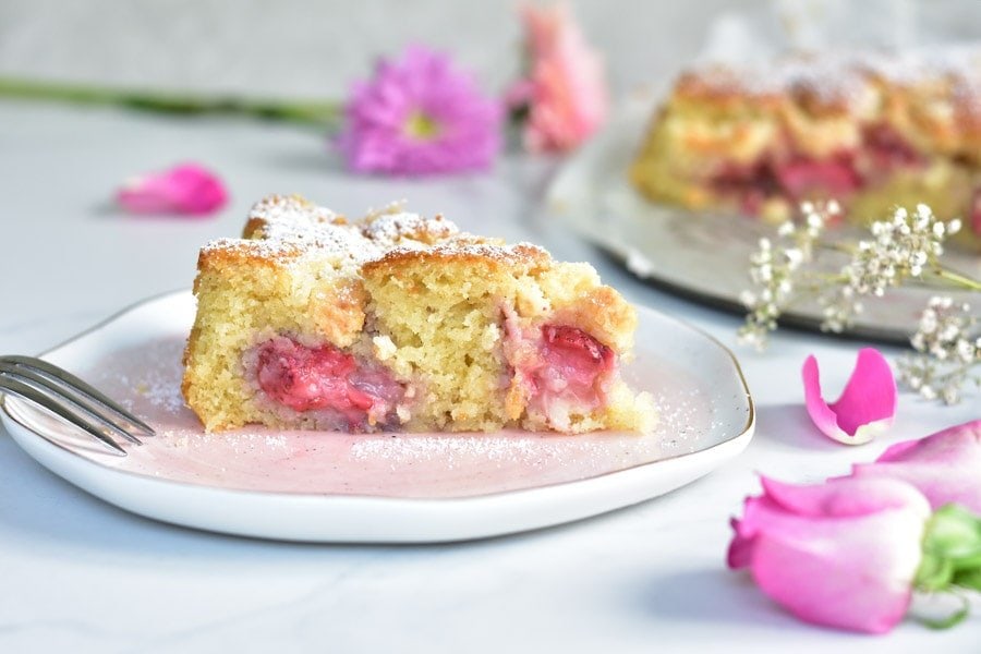 Strawberry coconut cake with coconut crumble - Everyday Delicious