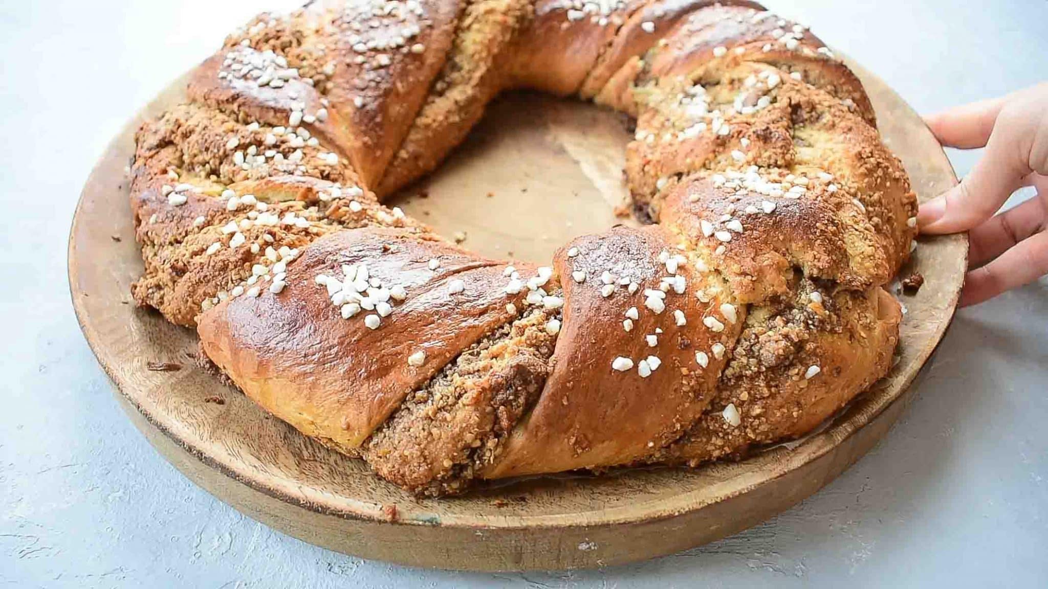 Nut roll with chocolate (+ video) - yeast dough with nut and chocolate ...