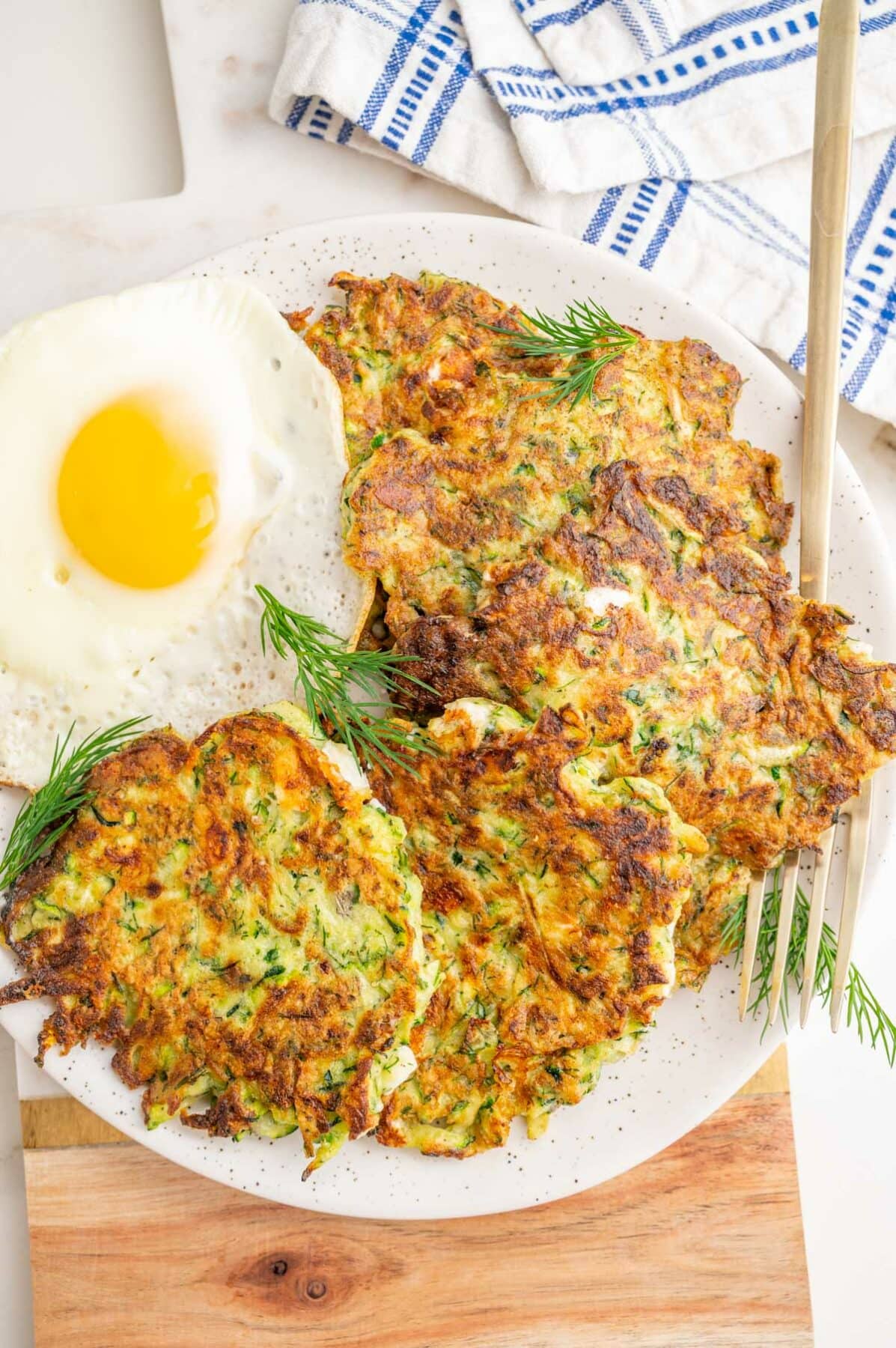 Zucchini Fritters (best crispy zucchini fritters with feta & dill ...